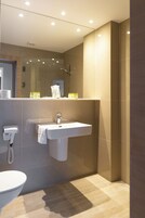 Quarto standard | Banheiro | Chuveiro, chuveiro com efeito de chuva, produtos de toalete de grife 