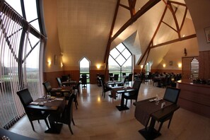 Almoços e jantares servidos, incluindo cozinha francesa 