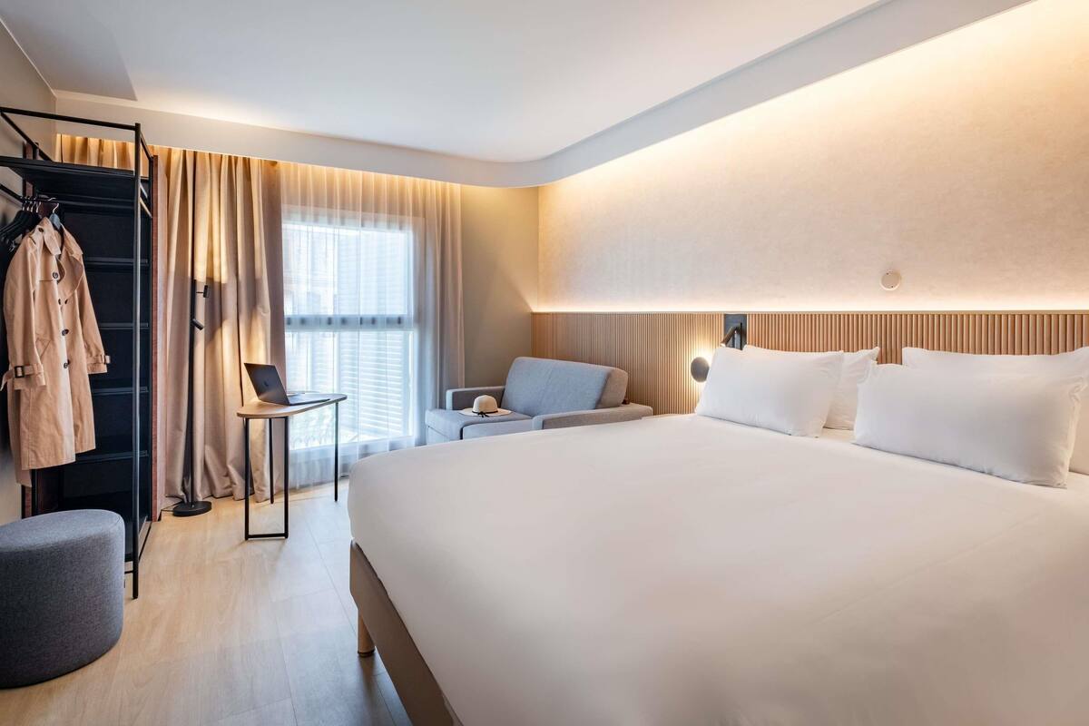 Quarto Familiar, 1 cama queen-size e sofá-cama | Roupa de alta qualidade, cofre no quarto, secretária 