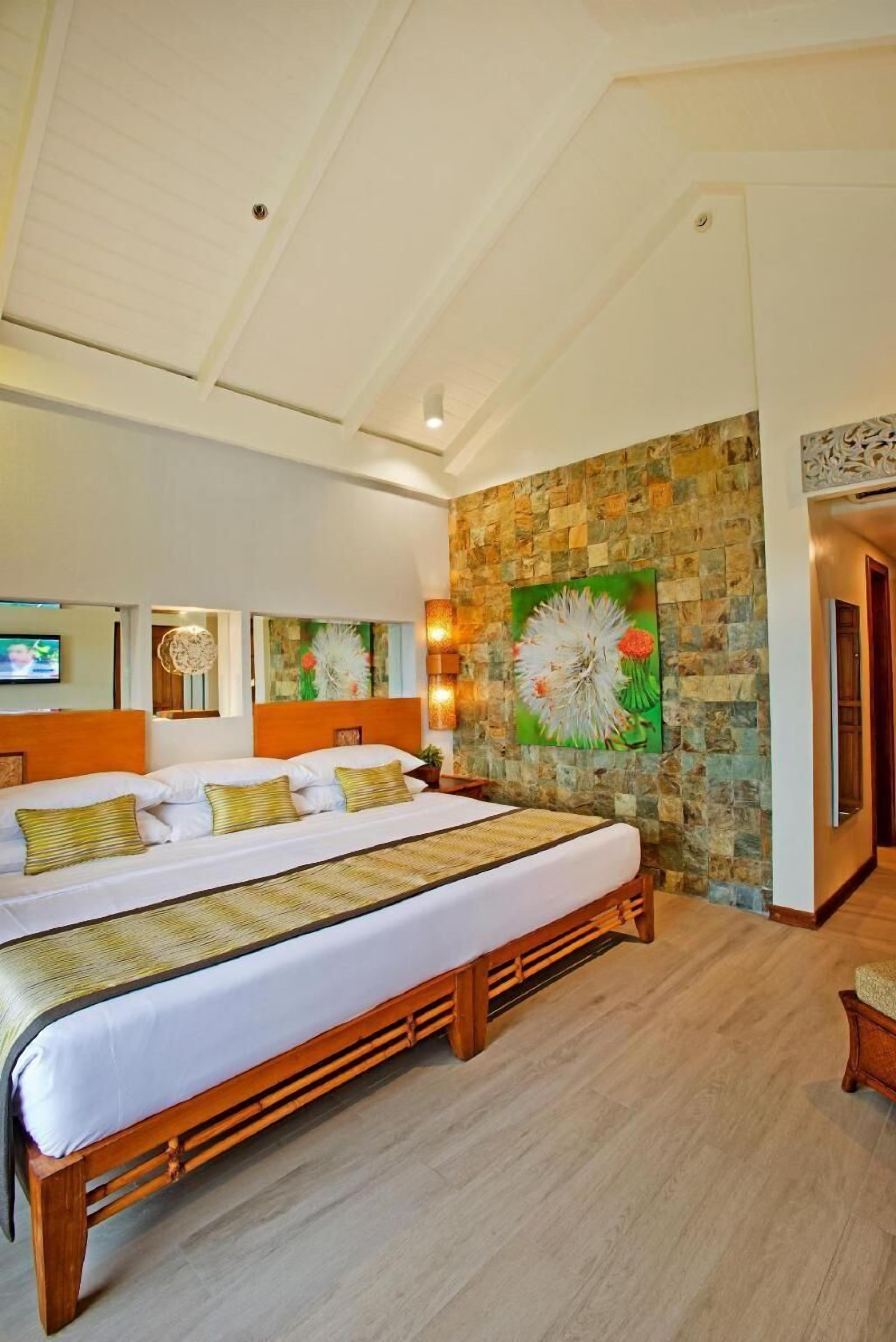 1 quarto, frigobar, cofres nos quartos, escrivaninha