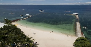 Uma praia privada, praia de areia branca, espreguiçadeiras 