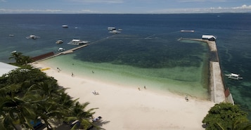 Praia particular, areia branca, espreguiçadeiras, toalhas de praia 