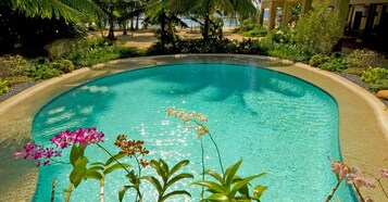 2 piscinas externas, funciona das 7h às 21h, guarda-sóis