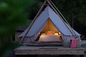 Barraca (Glamping) | Frigobar, cofres nos quartos, escrivaninha