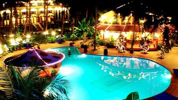 2 piscinas exteriores, guarda-sóis, espreguiçadeiras