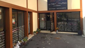 Exterior da La Cav' O Truffes, uma loja boutique e de descobertas.