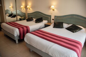 Quarto família | Cofres nos quartos, escrivaninha, quartos à prova de som, berços grátis