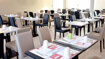 Café da manhã com buffet todos os dias (EUR 12 por pessoa)