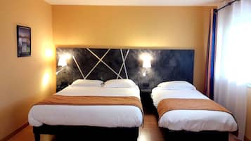 Quarto triplo superior | Cofres nos quartos, escrivaninha, quartos à prova de som, berços grátis