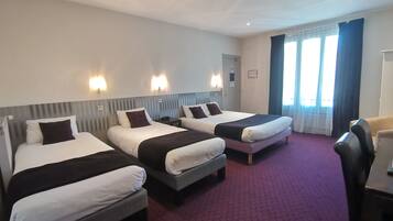 Quarto Quádruplo | Secretária, cortinas/cortinados opacos, ferro/tábua de engomar