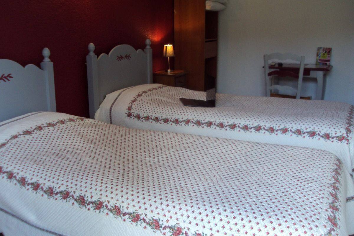 Quarto Standard, 2 camas individuais | Secretária, Wi-fi grátis, roupa de cama fornecida