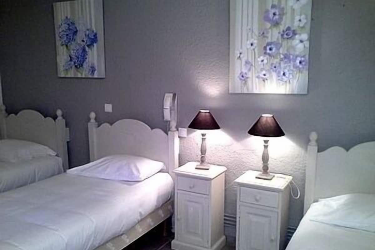 Quarto Triplo | Secretária, Wi-fi grátis, roupa de cama fornecida