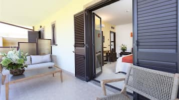 Quarto superior, sacada, no jardim | Cofres nos quartos, escrivaninha, quartos à prova de som