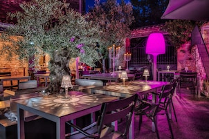 Almoços e jantares servidos, incluindo cozinha francesa