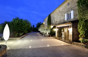 Fachada do alojamento (tarde/noite)