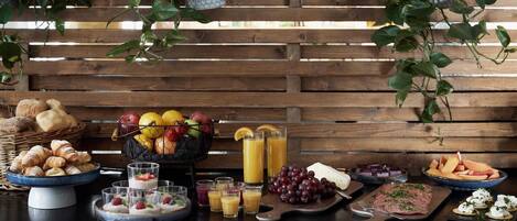 Um buffet de café da manhã com diversos alimentos e bebidas.