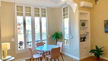 Apartamento superior, 2 quartos, cozinha, vista para a cidade | Área de estar | TV de tela plana