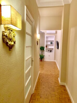 Apartamento Superior, 2 quartos, cozinha, Vista para a cidade | Sala de estar | TV de ecrã plano 