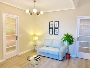 Apartamento Deluxe, cozinha | Sala de estar | TV de ecrã plano 