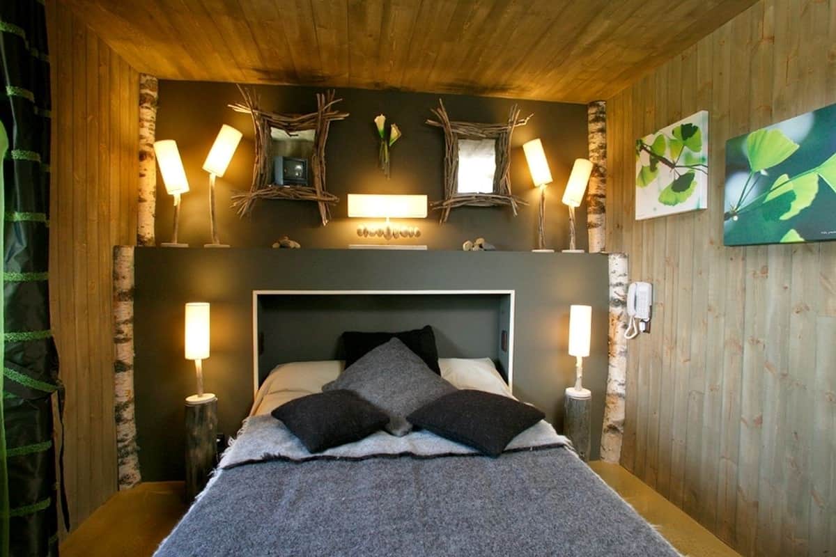 Quarto Duplo Superior (Natura) | Secretária, cortinas/cortinados opacos, ferro/tábua de engomar
