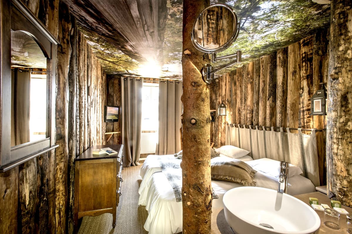 Quarto Twin (La Cabane dans les arbres) | Secretária, cortinas/cortinados opacos, ferro/tábua de engomar