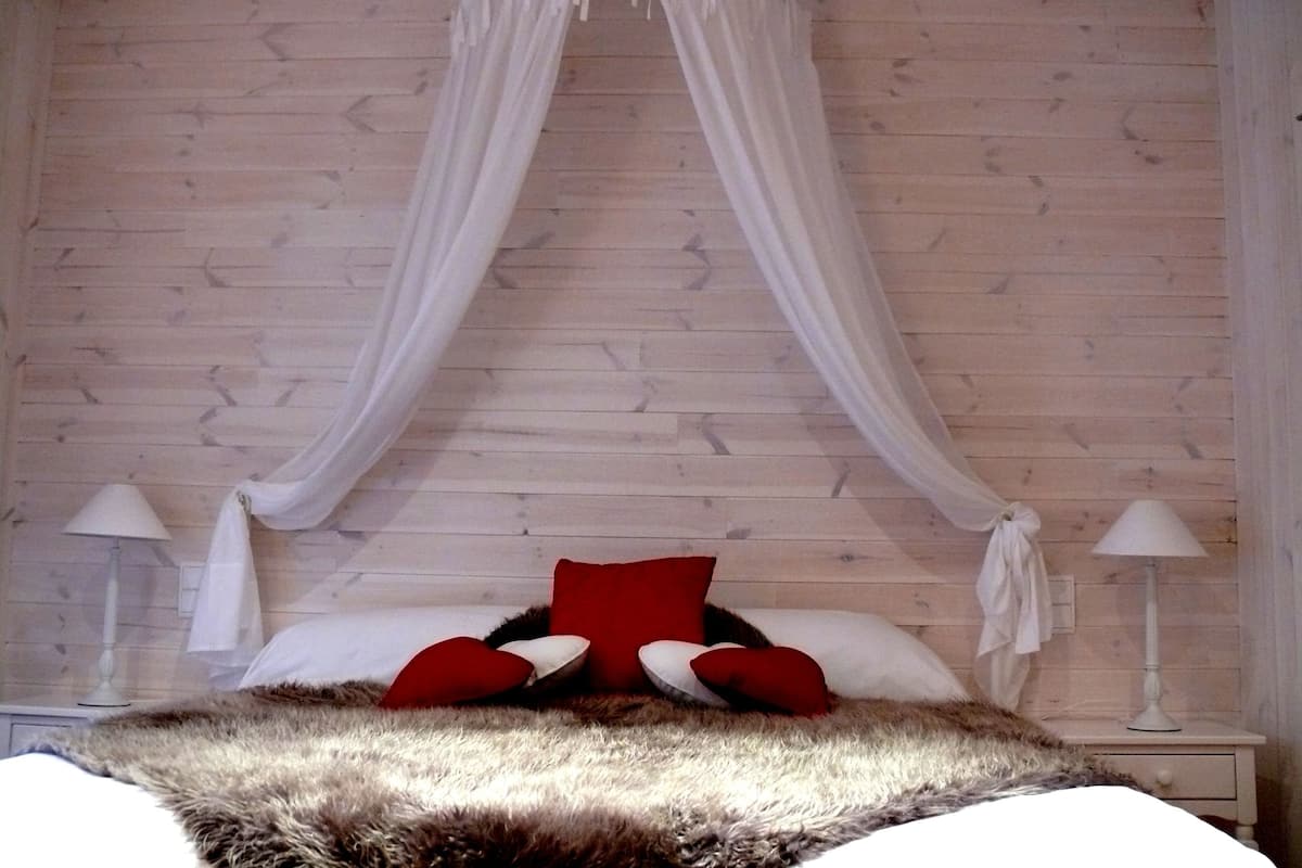 Quarto Duplo Superior (Love Story) | Secretária, cortinas/cortinados opacos, ferro/tábua de engomar
