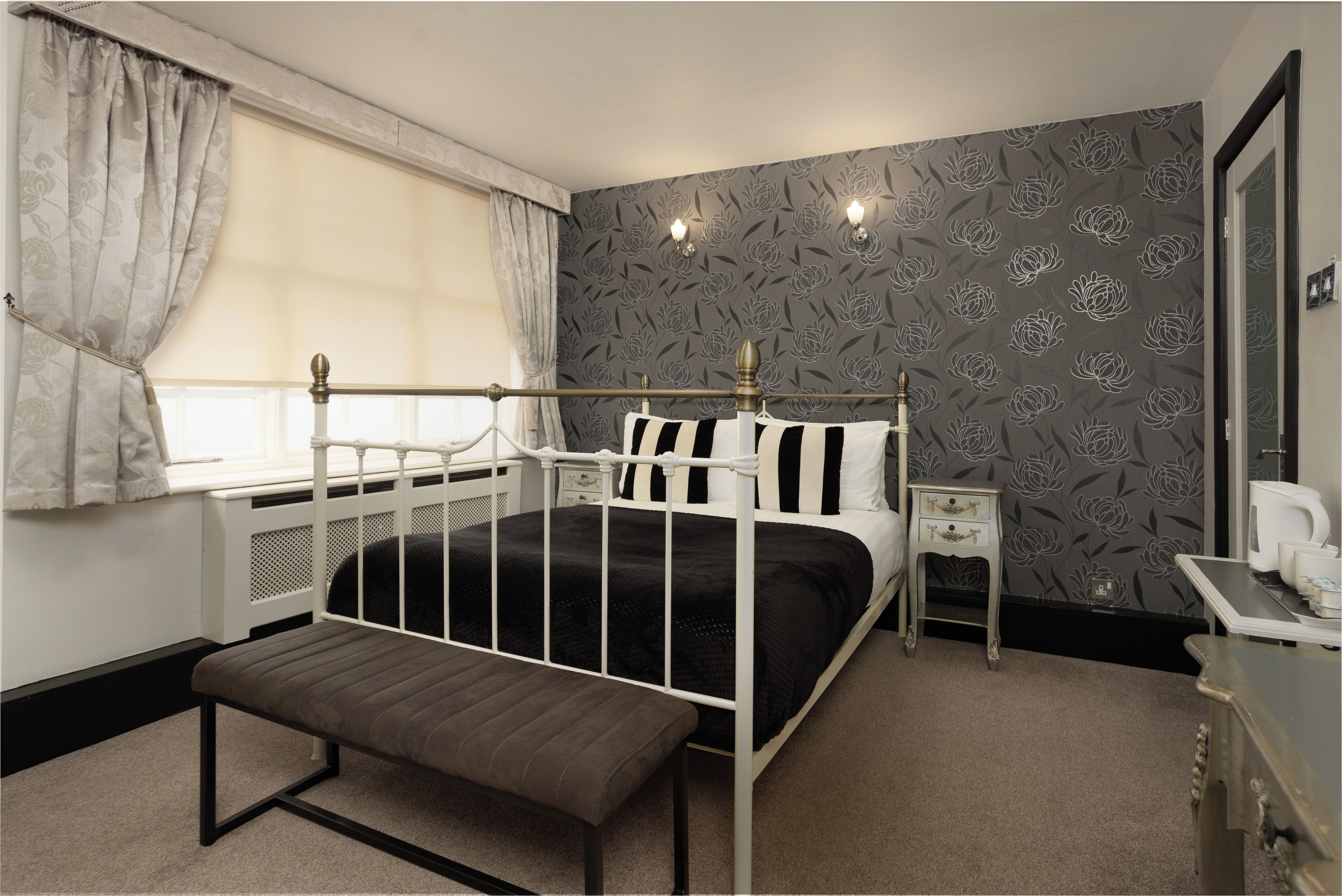 Quarto superior, 1 cama de casal | Ferros/tábuas de passar roupa, Wi-Fi de cortesia, roupa de cama