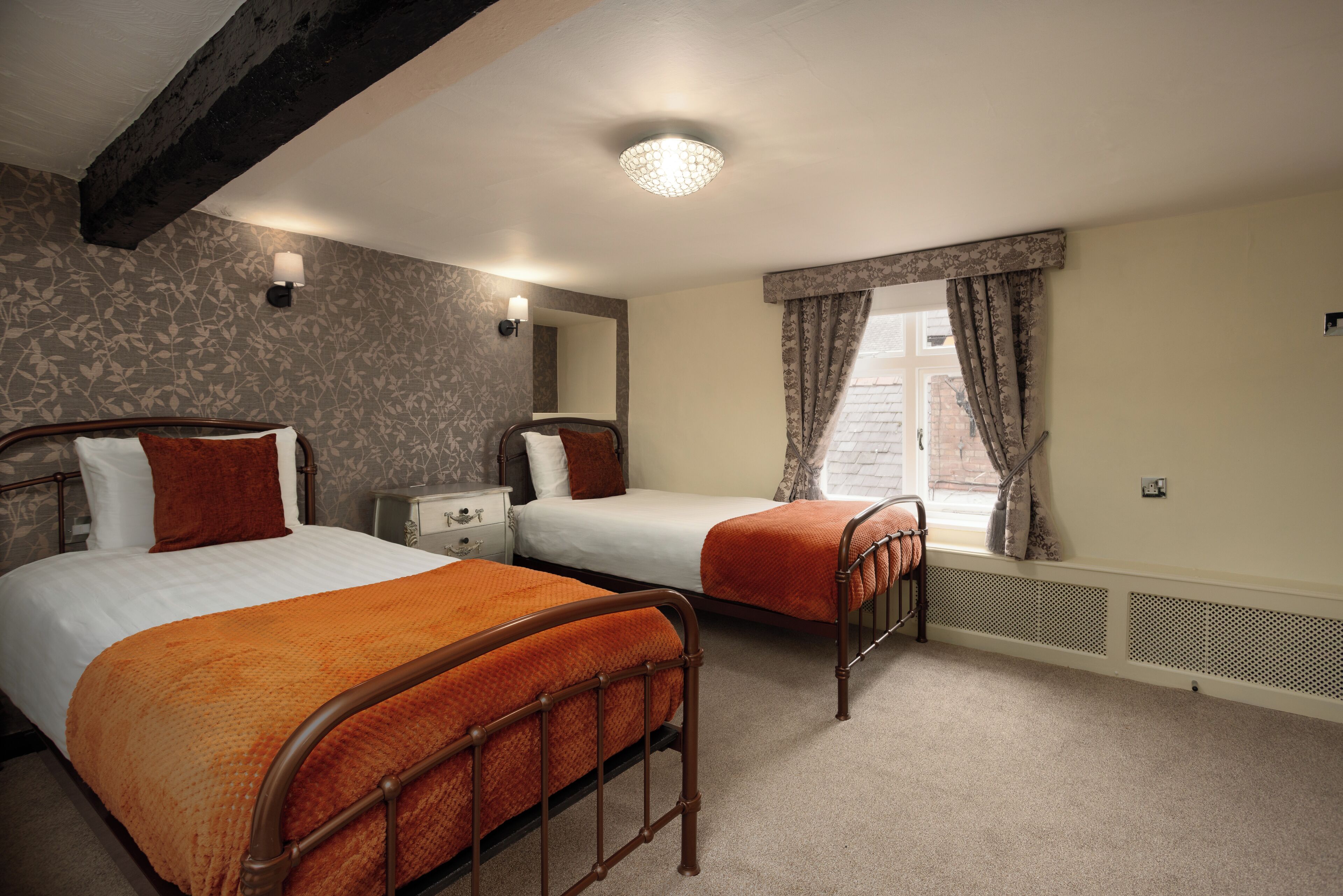 Quarto duplo standard, 2 camas de solteiro | Ferros/tábuas de passar roupa, Wi-Fi de cortesia, roupa de cama