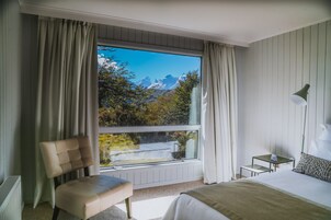 Quarto casal standard, 1 cama Queen | Cofres nos quartos, berços grátis