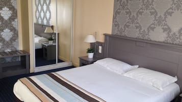 Quarto Duplo Comfort (Plus) | Com decoração personalizada, com mobília individualizada, secretária