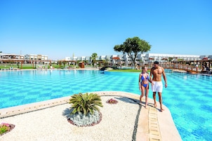 3 piscinas externas, funciona das 9h às 17h, guarda-sóis