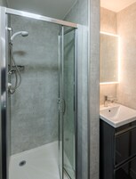 Quarto Familiar | Casa de banho | Um polibã, um secador de cabelo, toalhas fornecidas 