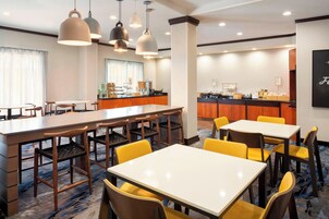 Café da manhã com buffet grátis todos os dias