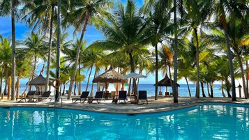 4 piscinas exteriores, guarda-sóis, espreguiçadeiras 