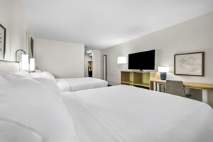 Quarto, 2 camas de casal | Secretária, secretária adequada para computadores portáteis 