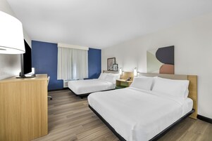 Quarto, 2 camas Queen, acessível (Mobility & Hearing, Roll-in Shower) | Escrivaninha, espaço de trabalho para notebook