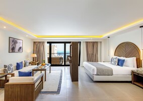 Premium Jacuzzi Suite | Minibar com produtos grátis, cofre com capacidade para portátil 