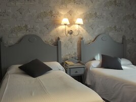 Minibar, secretária, Wi-fi grátis, roupa de cama fornecida 