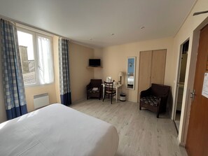 Quarto Duplo | Secretária, cortinas/cortinados opacos, quartos insonorizados 