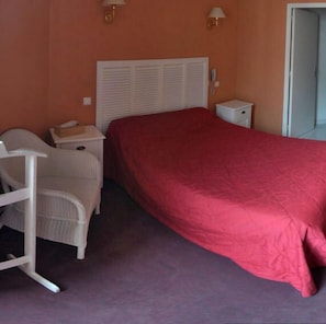 Escrivaninha, cortinas blackout, quartos à prova de som, berços