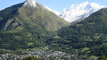 Paisagem montanhosa com uma cidade situada num vale.