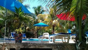 Piscina externa, espreguiçadeiras
