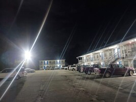 Um motel de vários andares com estacionamento.