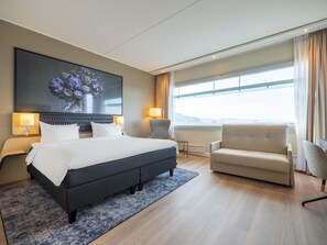 Quarto Premium (Fjord & Runway View) | Roupa de alta qualidade, edredões de penas, camas de colchão pillowtop 