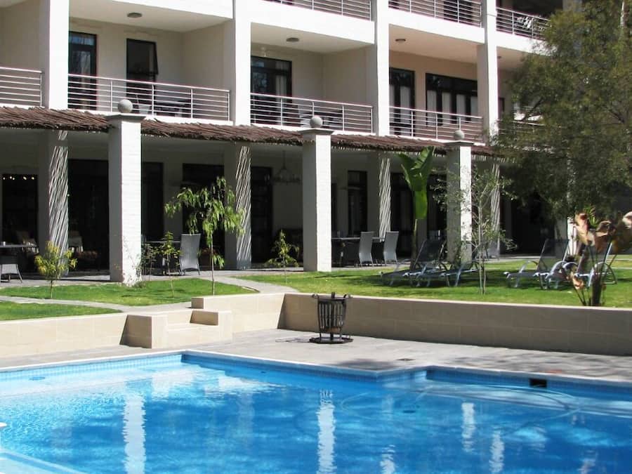 Piscina exterior, guarda-sóis