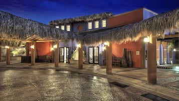 Fachada da propriedade à noite