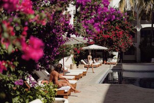 Piscina exterior, da(s) 8:00 à(s) 20:00, guarda-sóis, espreguiçadeiras 