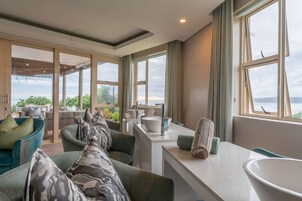 Quarto moderno com janela ampla, cozinha e área de estar com vista para o exterior.