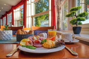 Cozinha internacional, com espaço para refeições ao ar livre