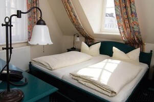 Minibar, cofre no quarto, secretária, internet com fios grátis 